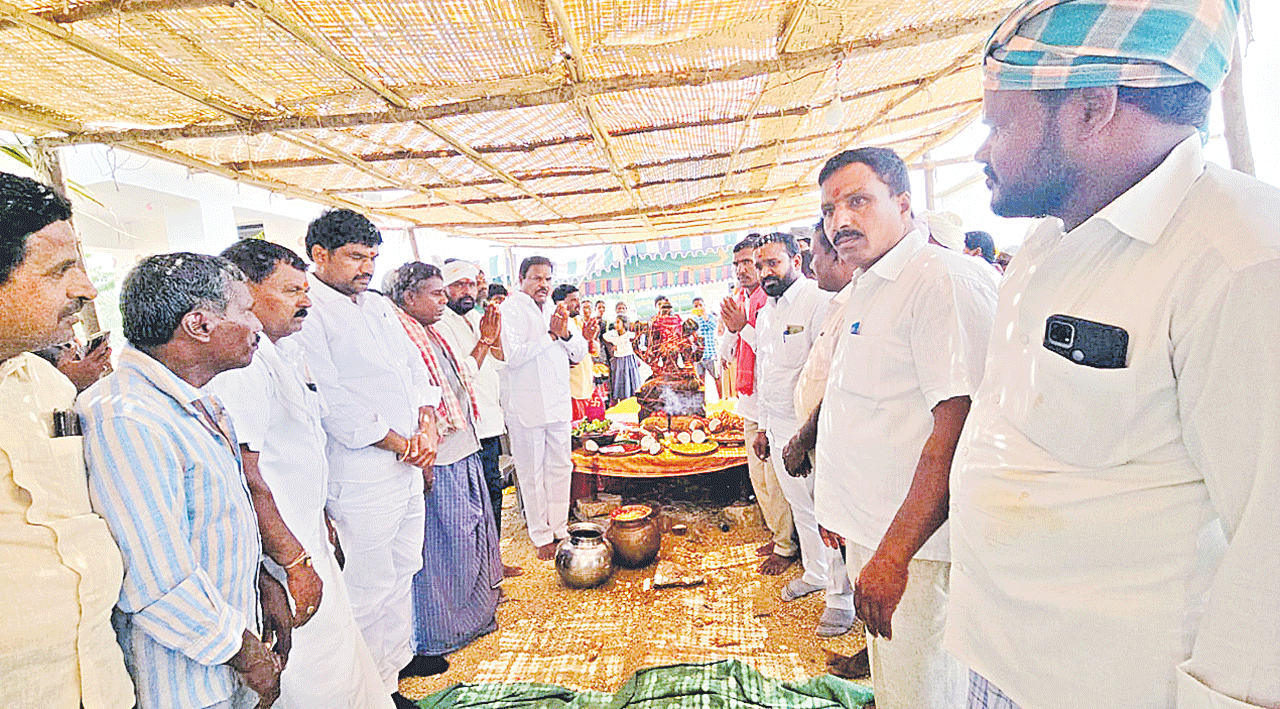 వైభవంగా పోచమ్మ తల్లి విగ్రహ ప్రతిష్ఠ | The idol of Pochamma's mother is ...
