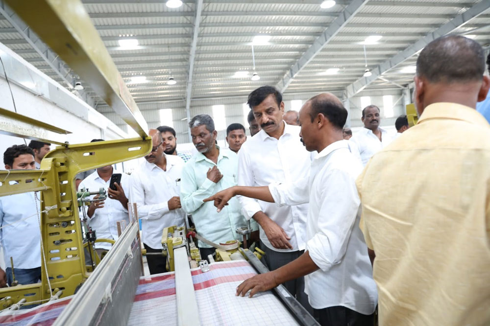 దుబ్బాకలో టెక్స్‌టైల్‌ పార్కులను ఏర్పాటు చేస్తాం | We will set up ...