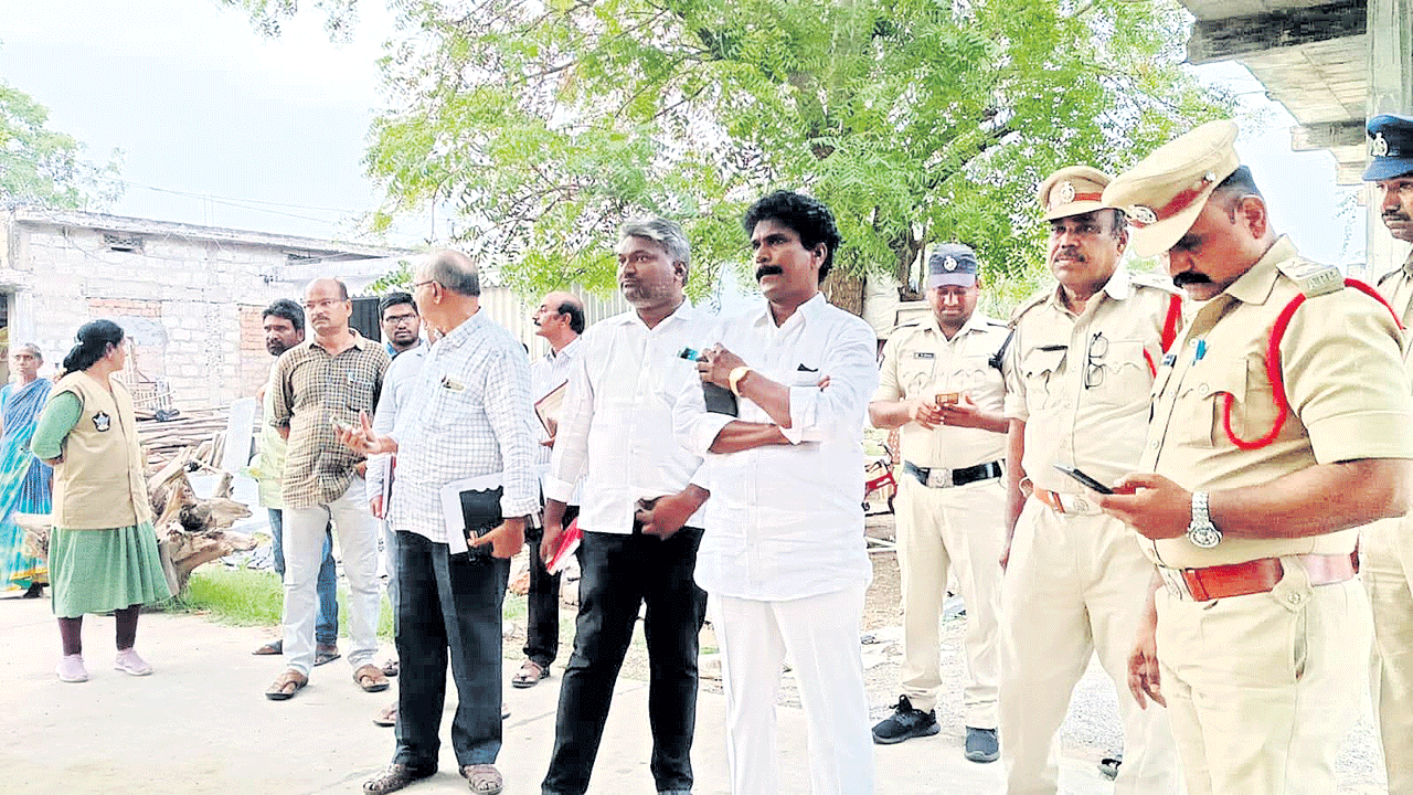 పోలీస్‌ పికెట్‌ ఏర్పాటు చేయాలి | A police picket should be established