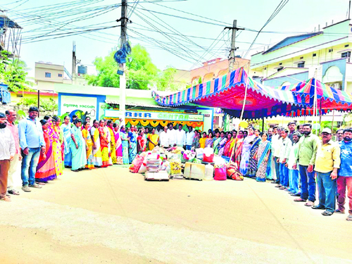 ఆర్‌ఆర్‌ఆర్‌ కేంద్రంలో వస్తువులు అందజేస్తే బహుమతులు | Prizes if goods ...