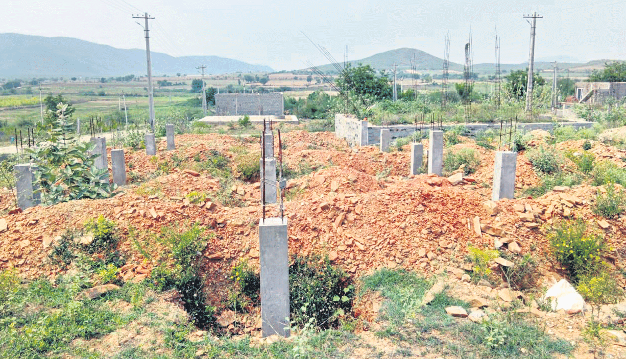 నత్తనడకన ఇళ్ల నిర్మాణాలు | Slump house constructions