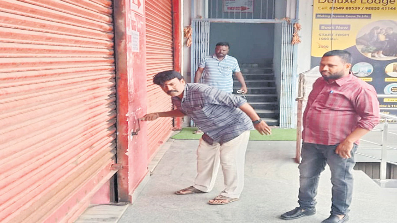 నాసిరకం సరుకులు అమ్మితే కఠిన చర్యలు | Strict action will be taken if ...