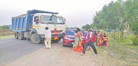 ఓవర్‌లోడ్‌తో దూసుకొస్తున్న టిప్పర్లు | Overloaded tippers