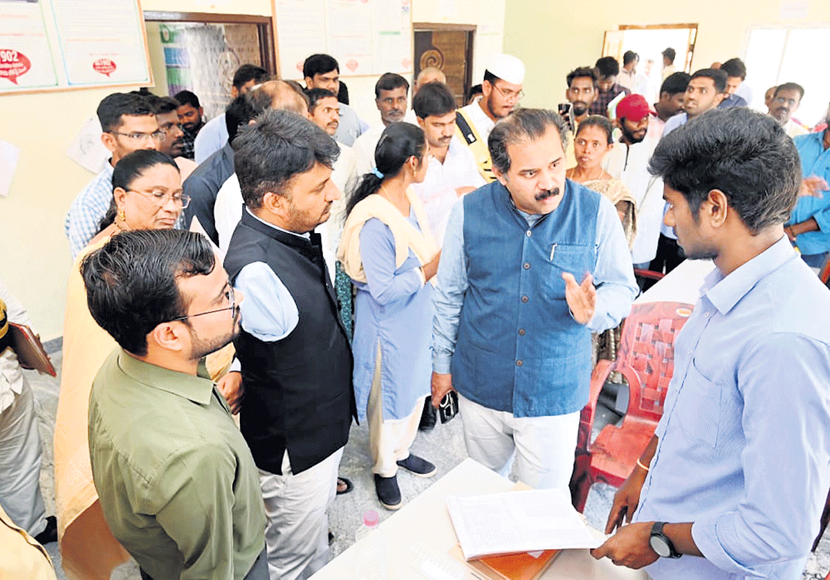 ఉద్యోగులు విధుల్లో అలసత్వం వీడాలి | Employees should stop slacking in ...