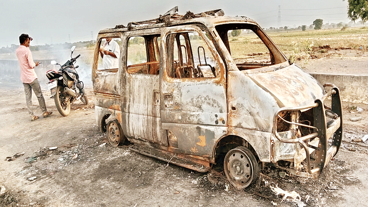నంద్యాల జిల్లాలో కారు దగ్ధం | Car burnt in Nandyala district