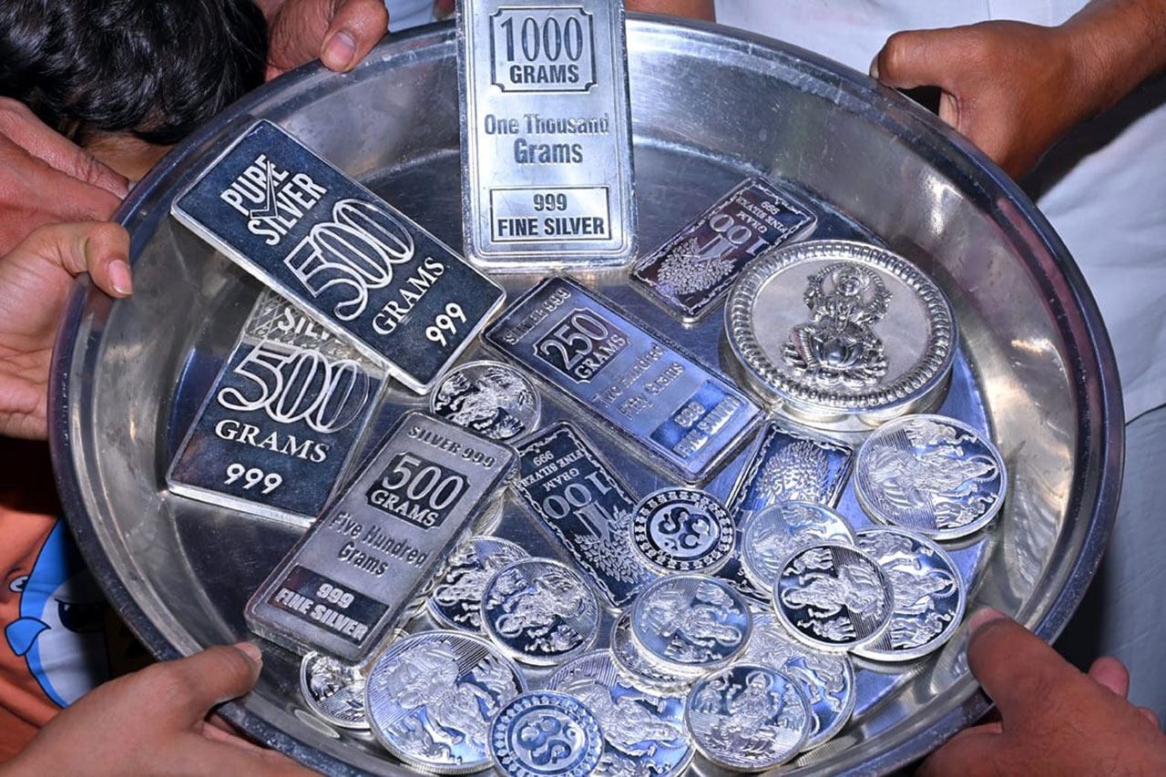 వరసిద్ధుడికి వెండి బిస్కెట్లు, లక్ష్మీకాసుల విరాళం | Donation of silver ...