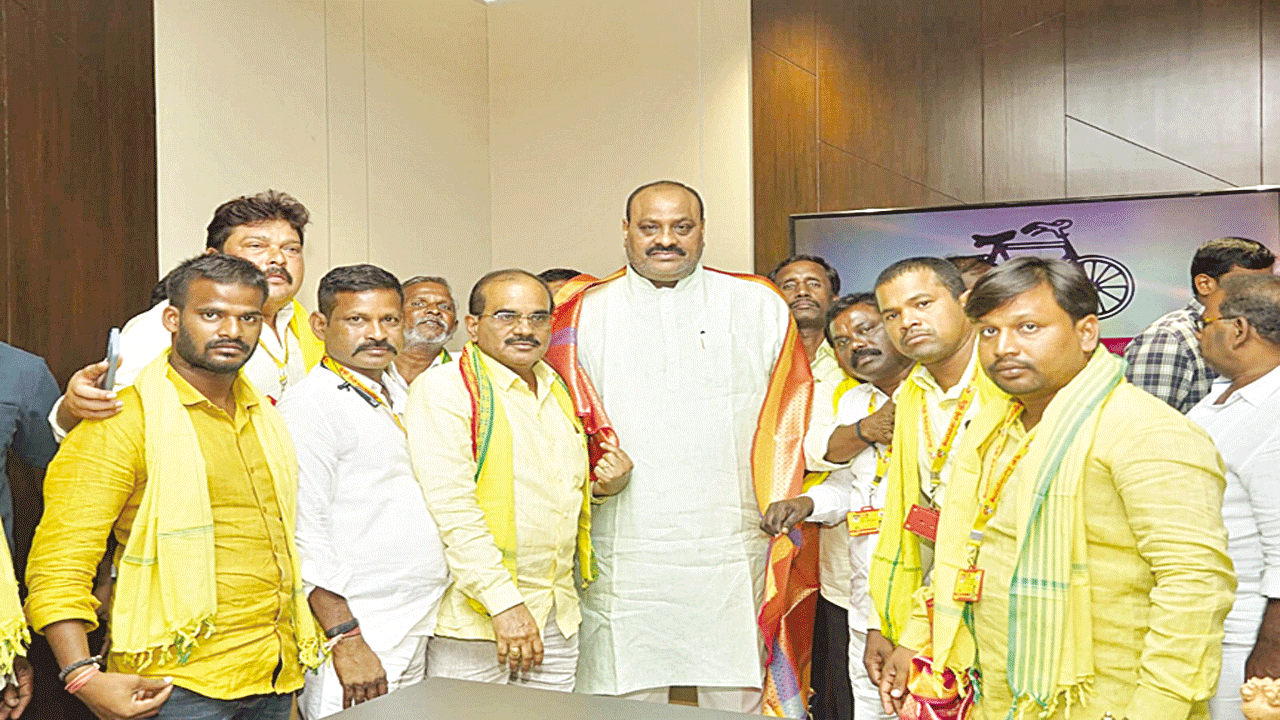 అచ్చెన్నను కలిసిన జిల్లా దళిత నాయకులు | District Dalit leaders who met ...