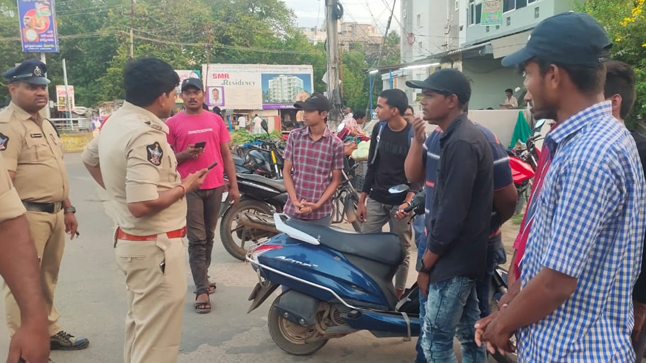 ద్విచక్ర వాహనదారులు హెల్మెట్‌ ధరించాలి | police checking for vehicle ...