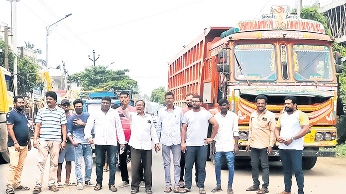 భారీ వాహనాల రాకపోకలను నిషేధించాలి | rythu sangalu