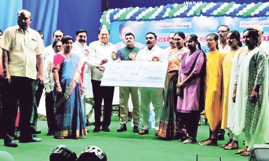 వలపర్ల విద్యార్థినికి నగదు పురస్కారం | Cash award to Valaparla student