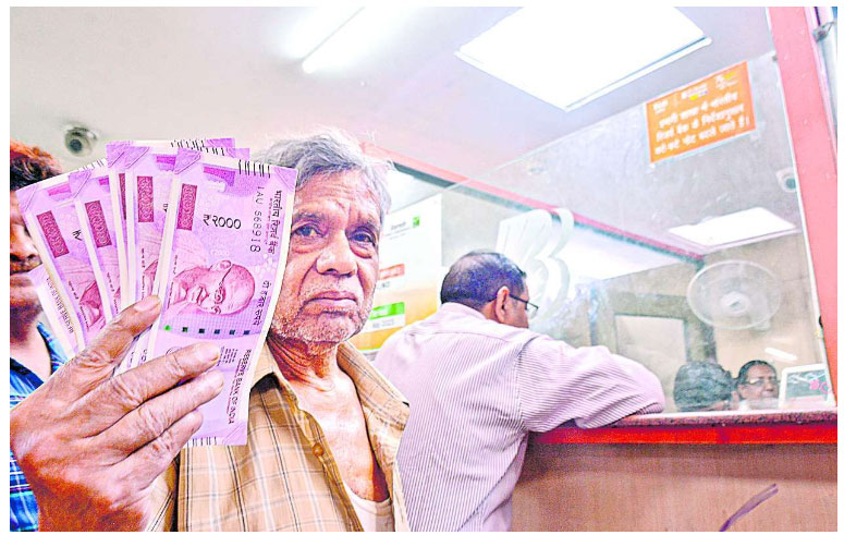 Rs.2 thousand notes : తొలి రోజే రచ్చరచ్చ | Exchange of Rs.2 thousand notes