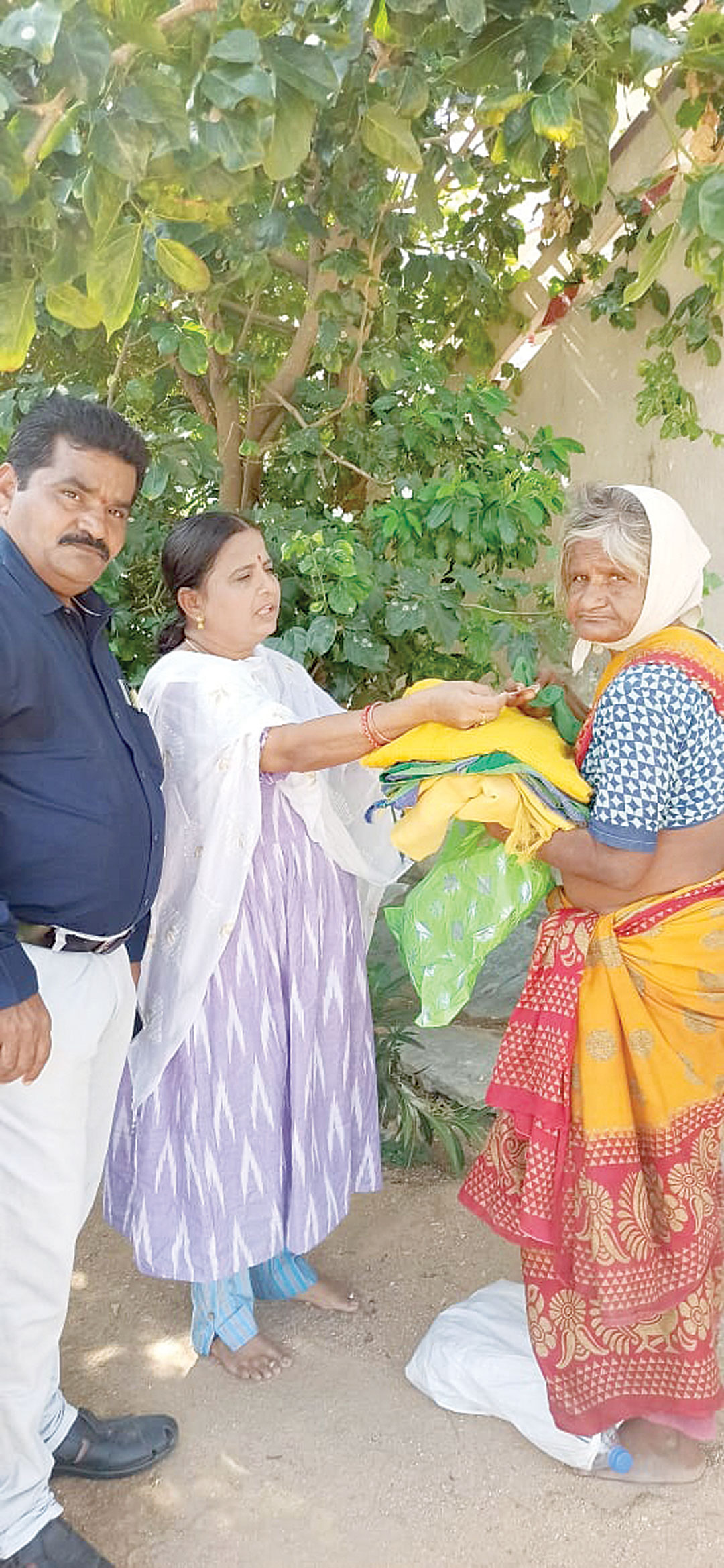 స్వగ్రామానికి వృద్ధురాలు | An old lady of her hometown