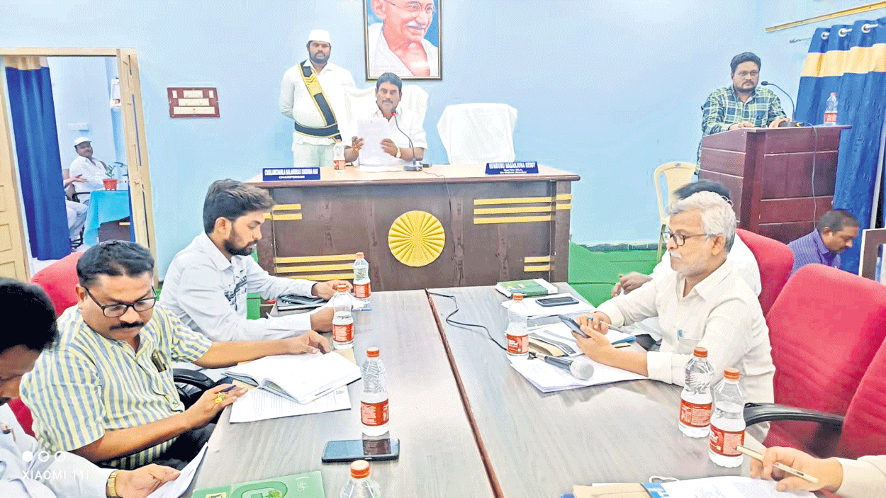 టీడీపీ వార్డులలో అభివృద్ధి పనులేవి..? | What are the development works ...