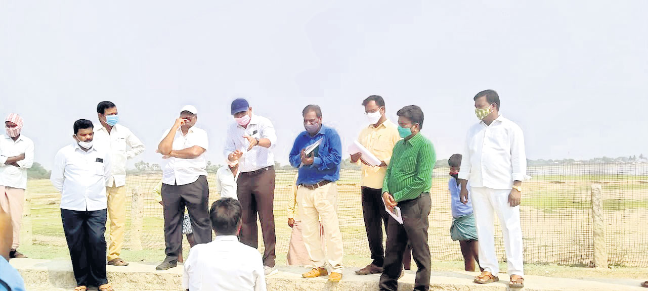 ఆకారం చెరువుకు ఫీడర్‌ ఛానల్‌ | Shape is a feeder channel to the pond