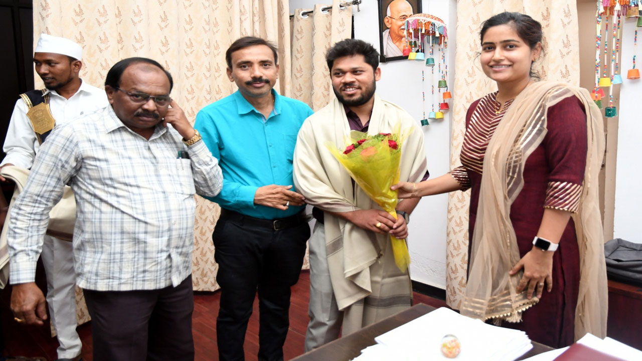 యువతకు రేవయ్య ఆదర్శప్రాయుడు: అదనపు కలెక్టర్‌ చాహత్‌ బాజ్‌పాయి | Revaiah ...