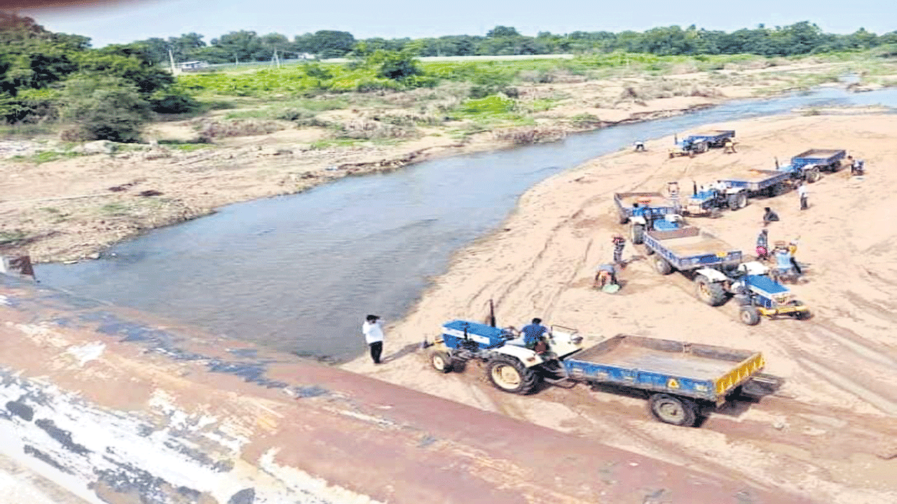 ఇసుక మాఫియా ఆగడాలు | Sand mafia stops