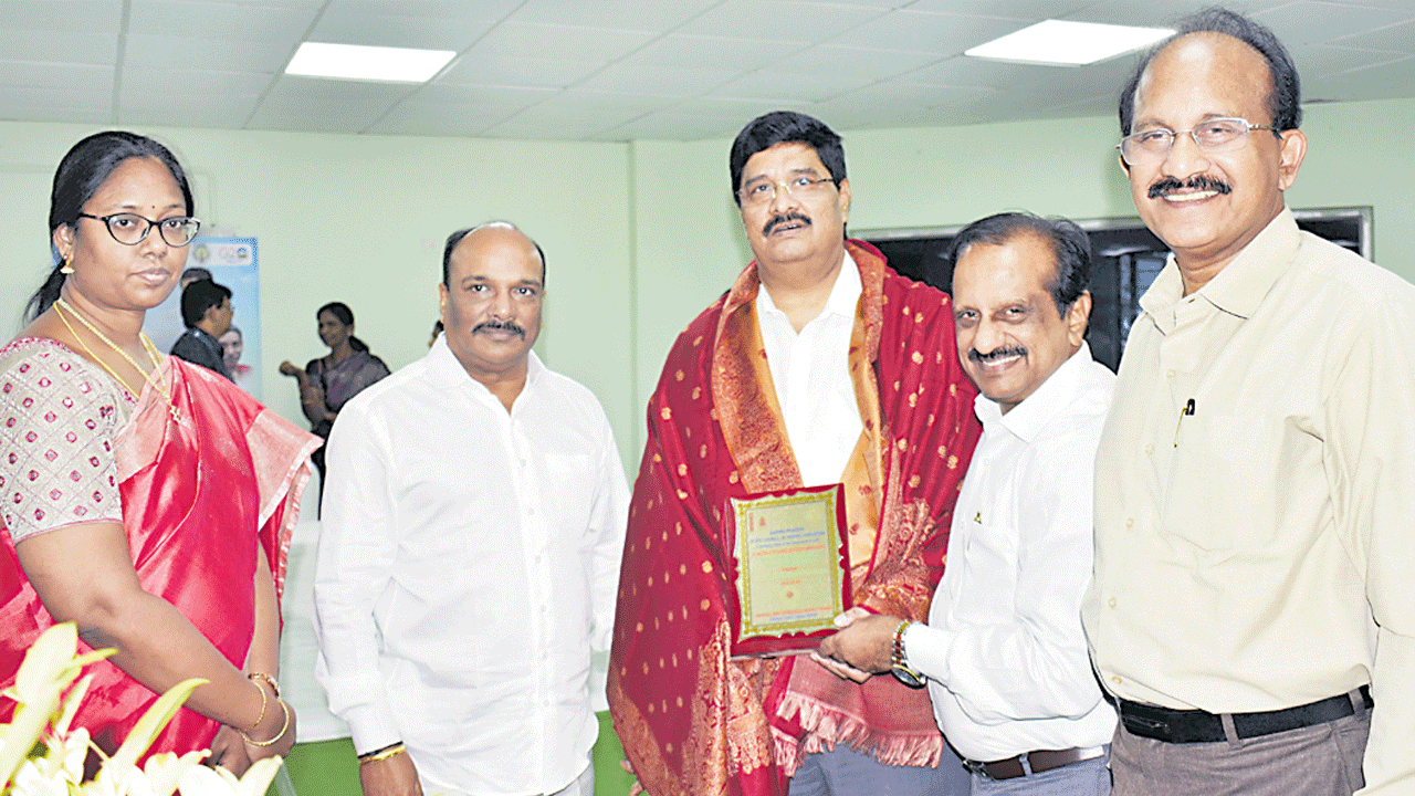 ఉన్నత విద్యారంగం అభివృద్ధికి సమష్టిగా కృషి | apsche chairmen ...