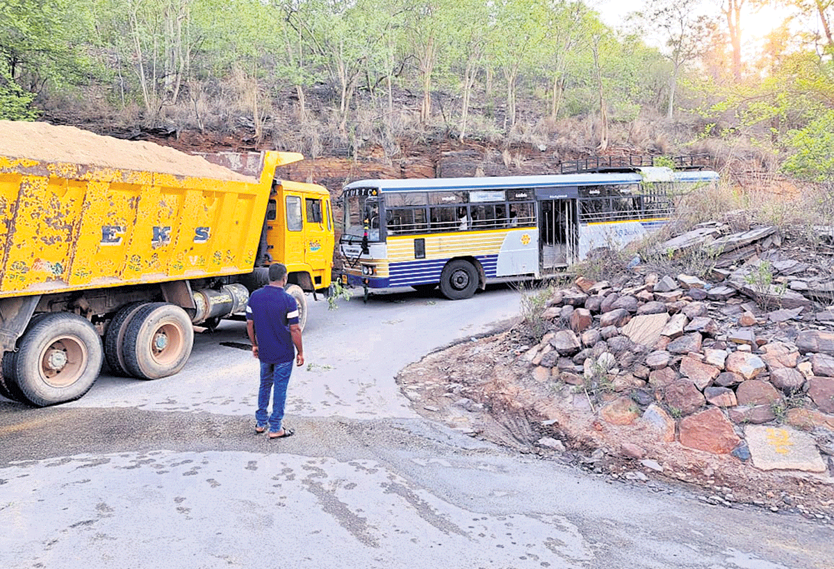 ఘాట్‌ రోడ్డులో నిలిచిన ఇసుక లారీ | A sand lorry stopped on the ghat road