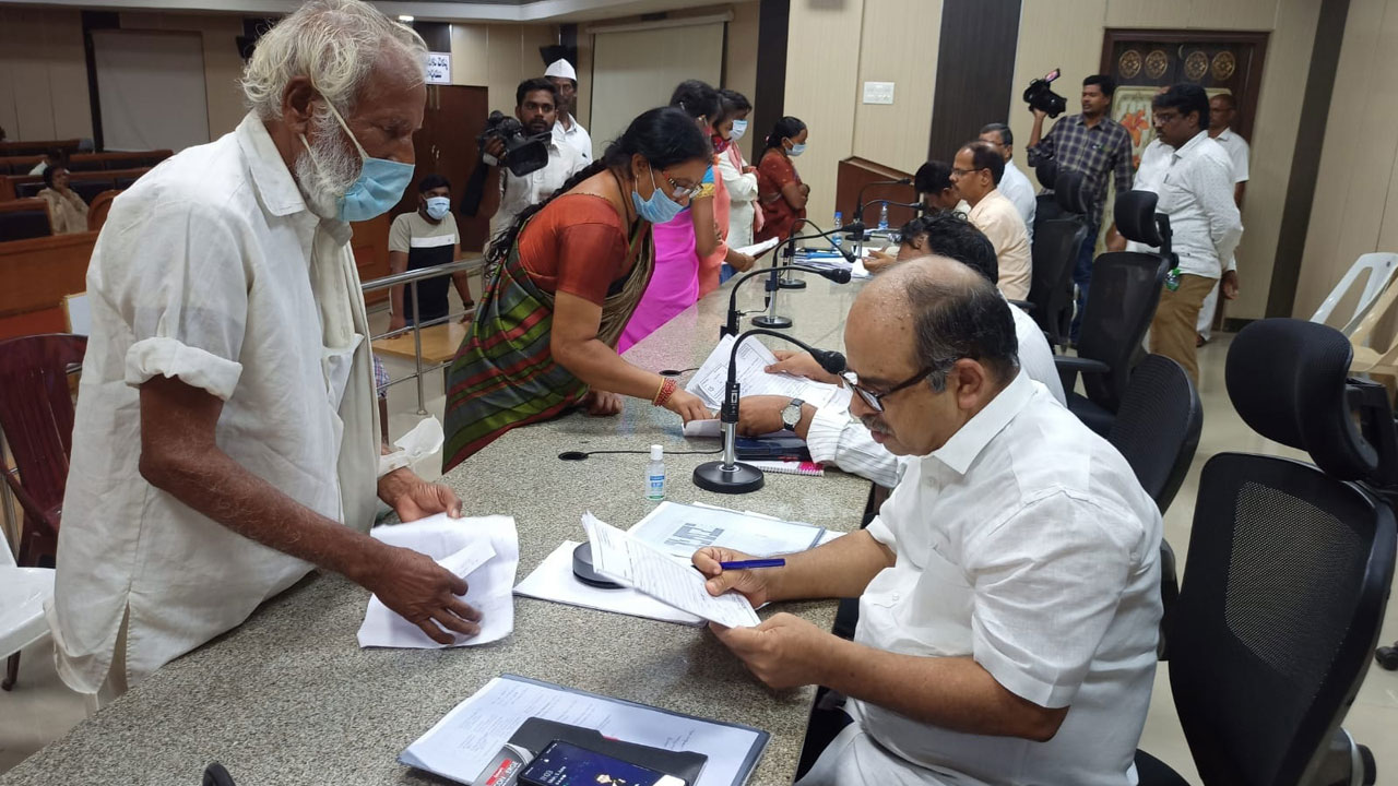 స్పందనలో 236 అర్జీలు స్వీకరణ | grievance at eluru collector office