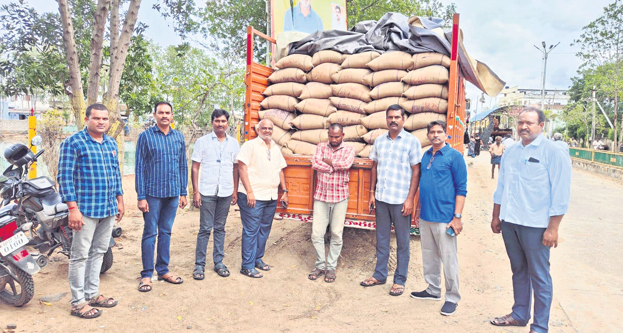 265 బస్తాల రేషన్‌బియ్యం పట్టివేత | 265 sacks of ration rice