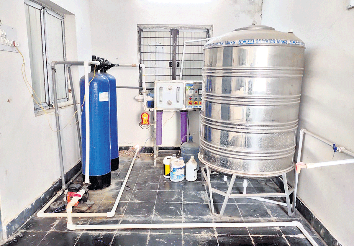 వసతి గృహంలో తాగునీటి కష్టాలు | Drinking water problem in hostel