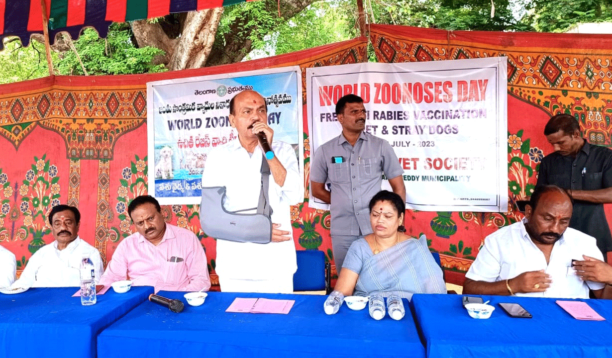 వీధి కుక్కలతో జాగ్రత్త : రాష్ట్ర హెచ్‌డీసీ చైర్మన్‌ | Beware of Stray ...