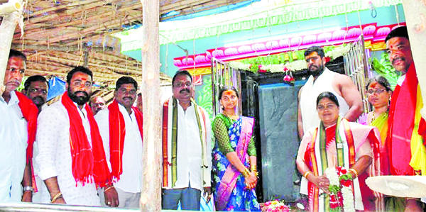 ఎల్లమ్మ ఆలయంలో ఎమ్మెల్యే పూజలు | MLA worship at Ellamma temple