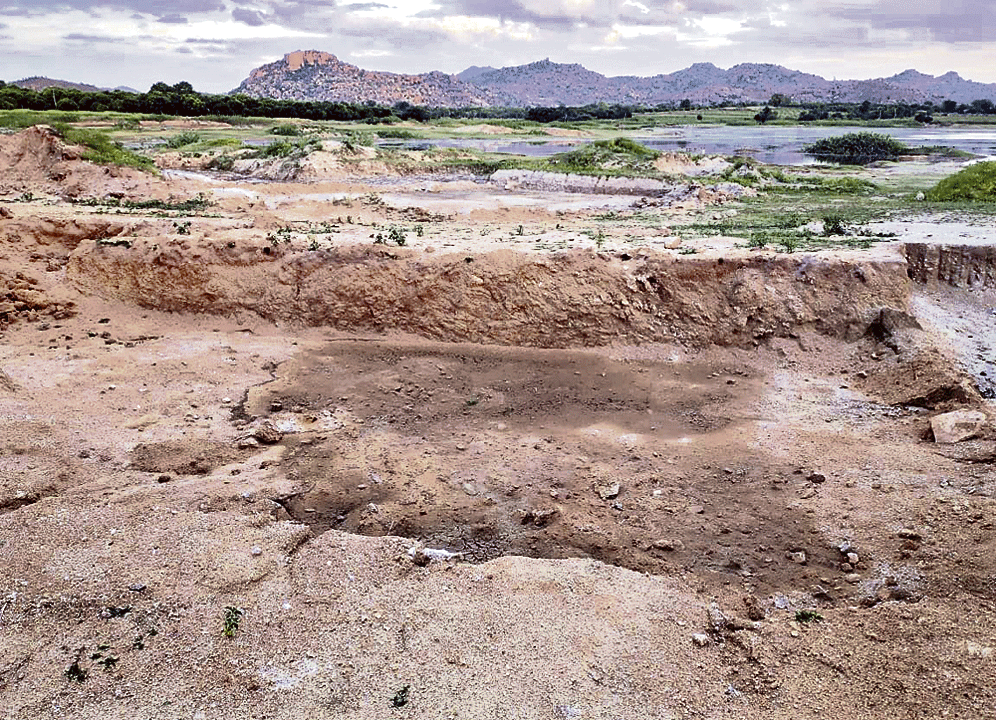 ఉపాధిలో వసూల్‌ రాజాలు | This is a type of... land grab