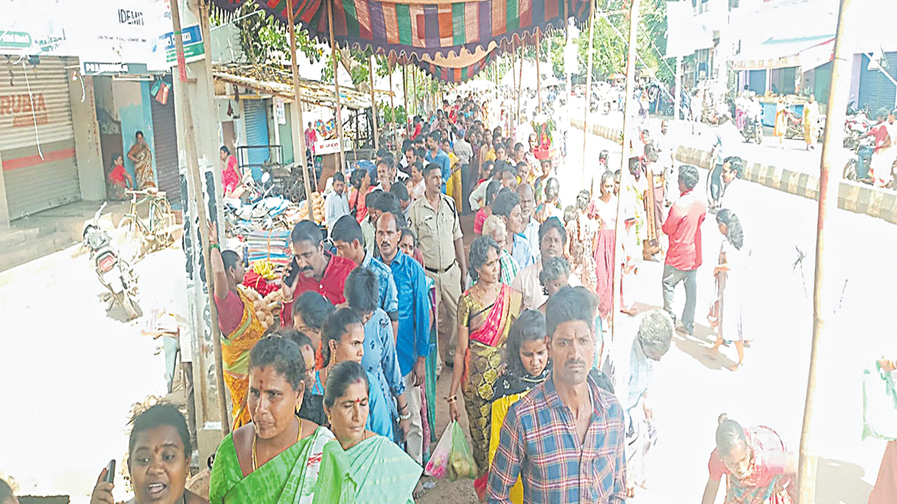 మరిడమ్మ జాతరకు భక్తుల రద్దీ | peddapuram maridamma jaatara