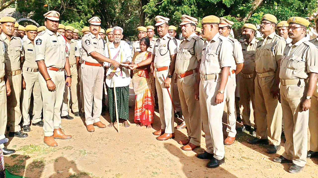 హోంగార్డు కుటుంబానికి ఆర్థిక సాయం | Financial assistance to Home Guard ...