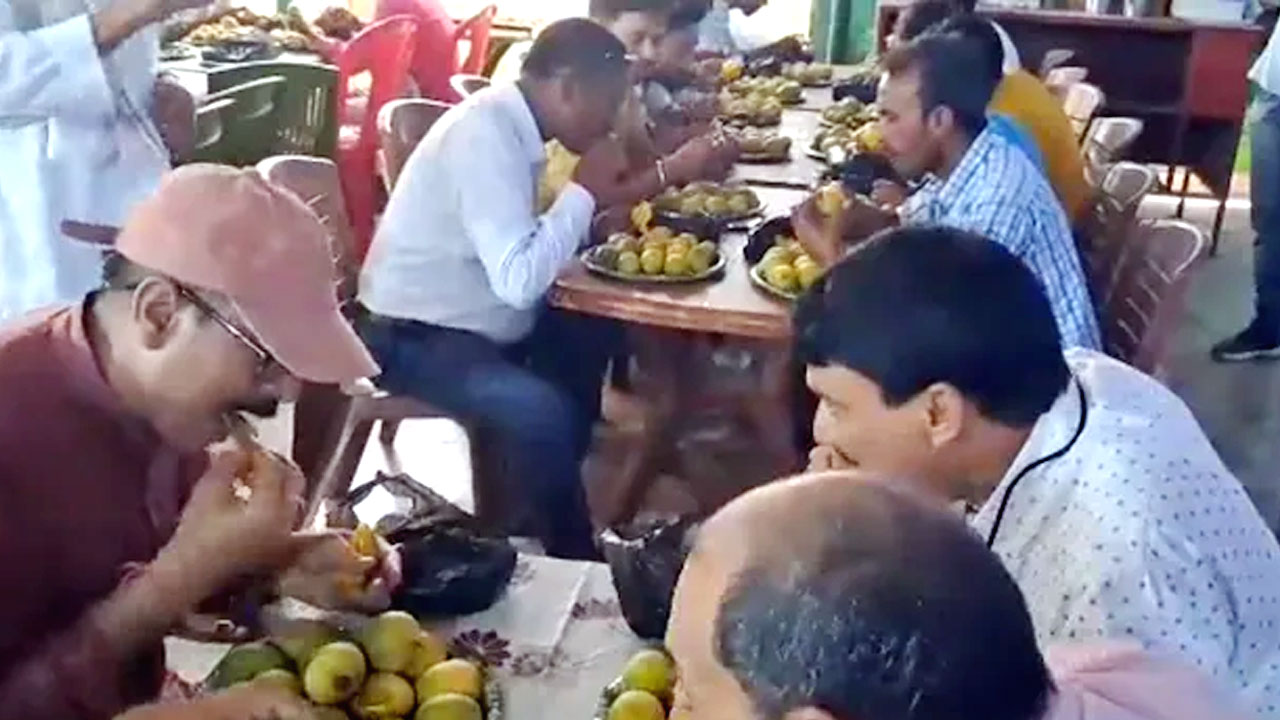 Viral Video: బీహార్‌లో మ్యాంగో ఈటింగ్ కంటెస్ట్.. ప్రైజ్ సంగతి ...