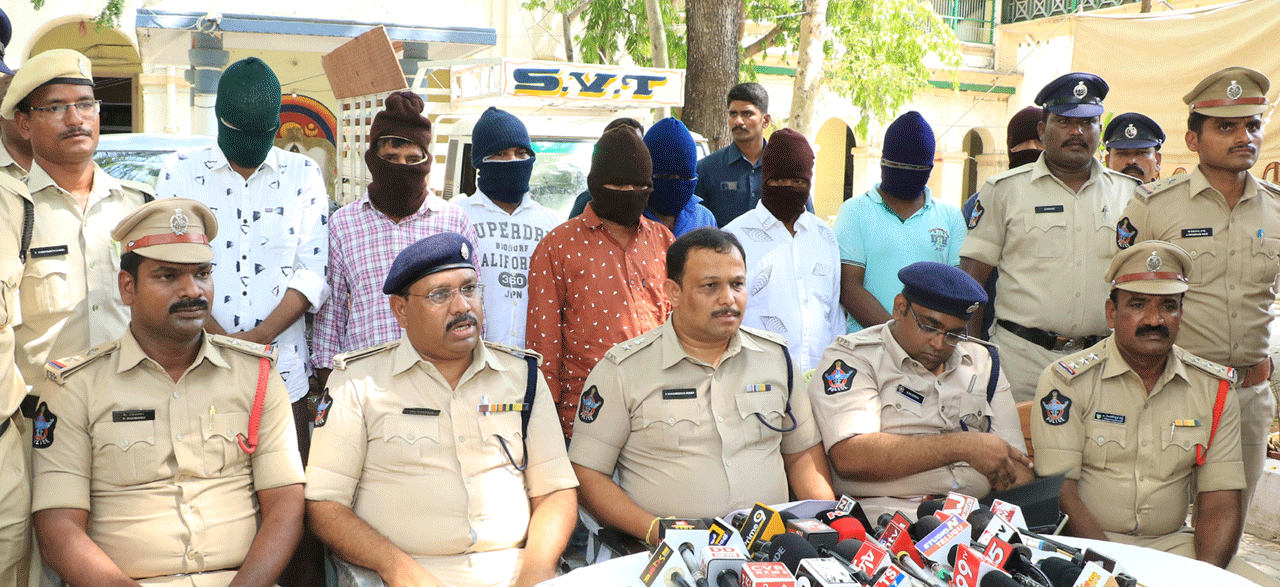 గంజాయి రాకెట్‌ గుట్టురట్టు | The ganja racket is in full swing