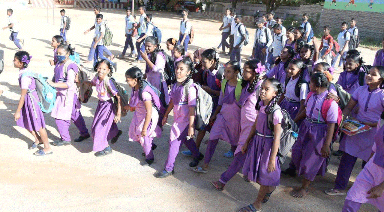 బడిగంట మోగింది! | The school bell rang!