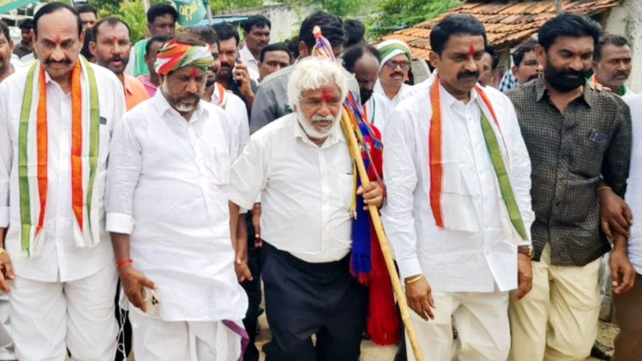 బీఆర్‌ఎ్‌సకు ఓటేస్తే బీజేపీకి వేసినట్లే | Voting for BRS is like voting ...