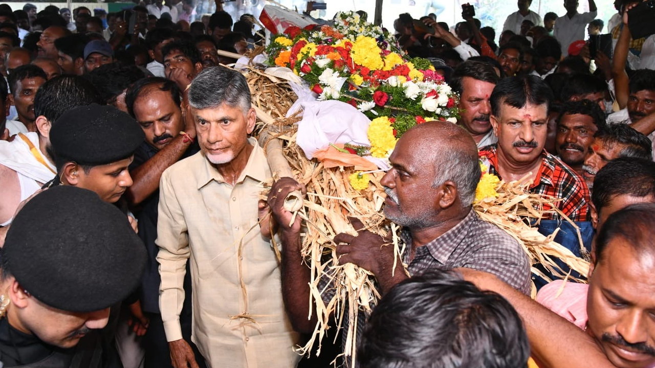 కొత్తకోట దయాకర్ రెడ్డి అంత్యక్రియల్లో టీడీపీ అధినేత చంద్రబాబు నాయుడు ...