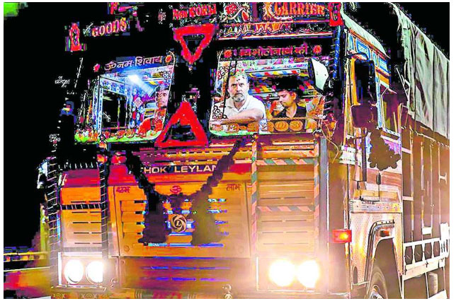 లారీ ఎక్కిన రాహుల్‌ | Rahul in the lorry