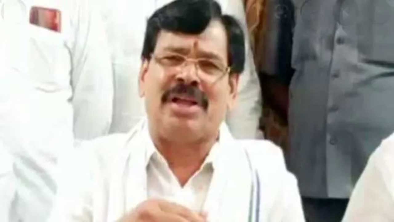 సమస్యలు అడిగితే చెప్పుతో కొడతా...: ఎమ్మెల్యే కాపు | MLA Kapu Ramachandra Reddy fire on Villegers anr