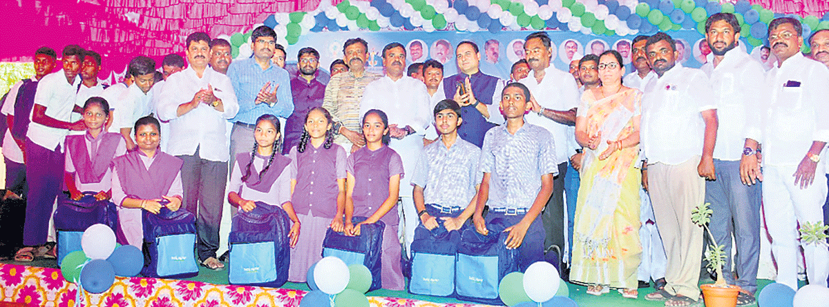 విద్యార్థులకు జేవీకే కిట్ల పంపిణీ | Distribution of JVK kits to students