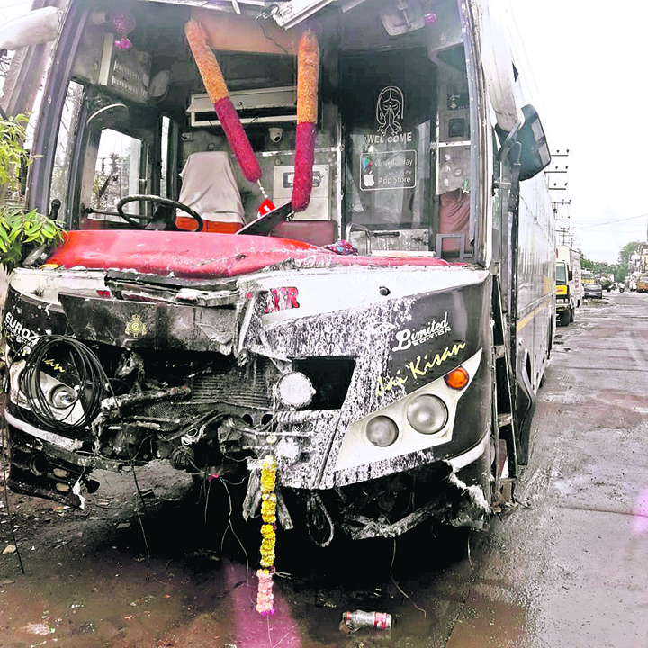 పాల వ్యాన్‌ను ఢీకొట్టిన ట్రావెల్స్‌ బస్సు | The milk van Travels bus hit