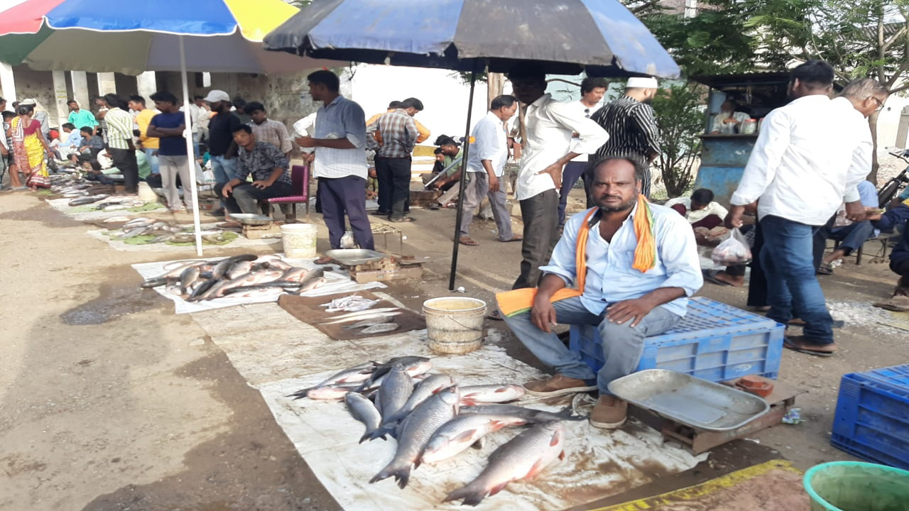 చేపల అమ్మకానికి అవస్థలు | Conditions for sale of fish