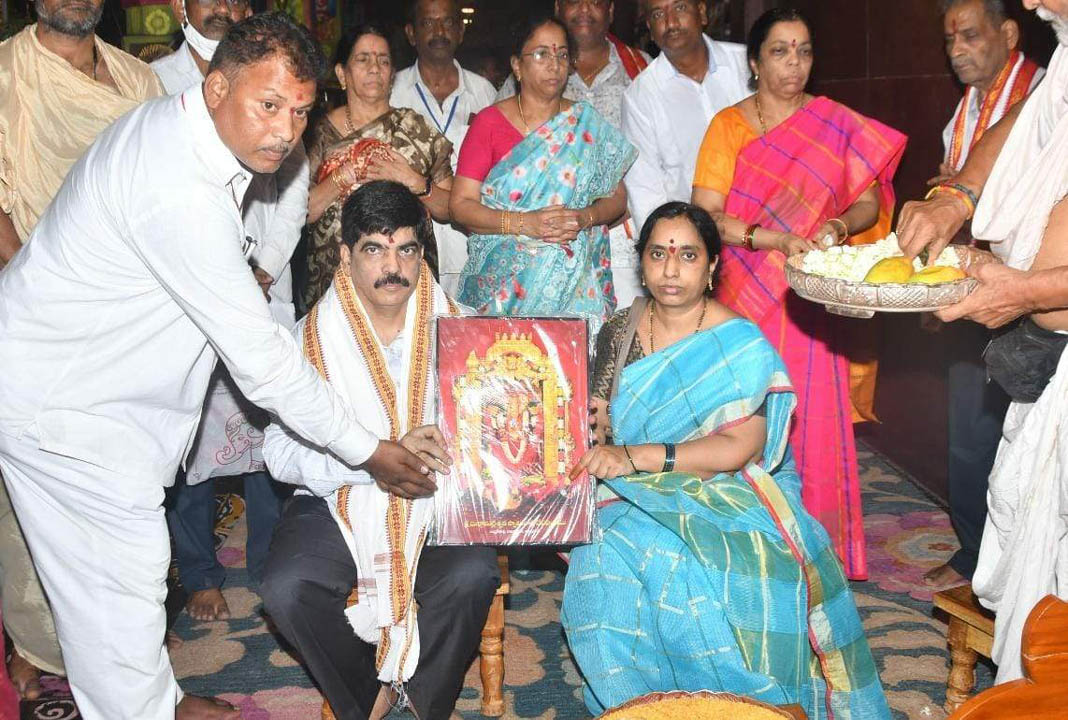 దుర్గమ్మను దర్శించుకున్న హైకోర్టు న్యాయమూర్తి జస్టిస్‌ వి.శ్రీనివాస్ ...