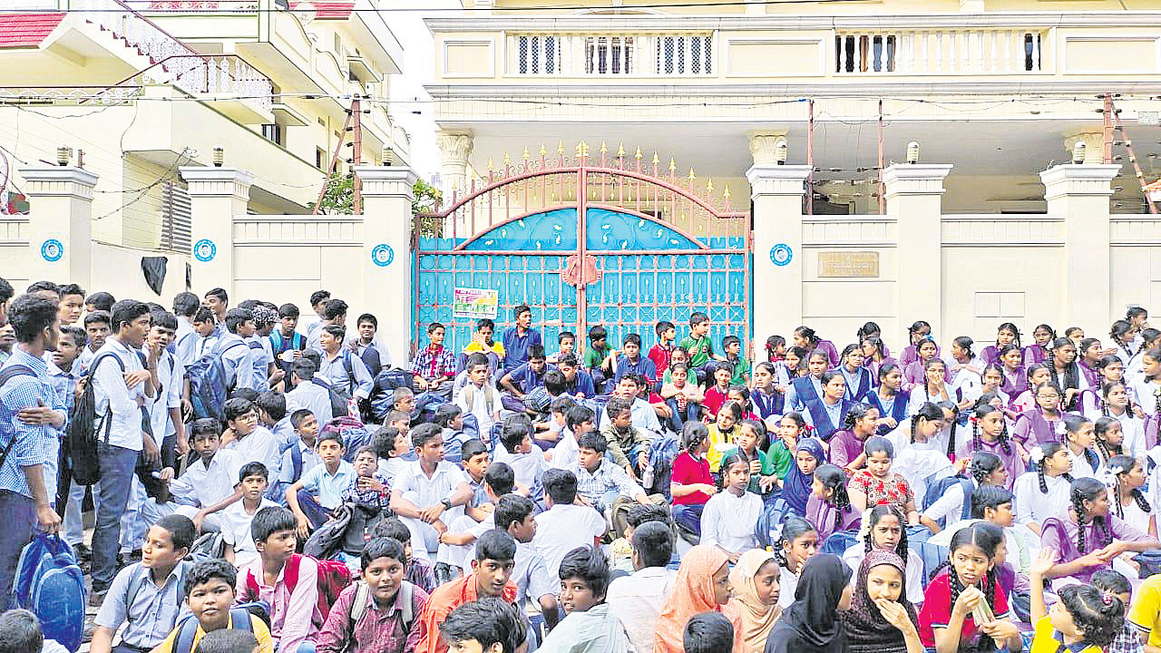 ఎమ్మెల్యే ఇంటి ముందు విద్యార్థుల ఆందోళన | Student agitation in front of ...