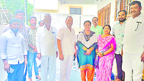 ఉప్పలను కలిసిన ప్రజా గాయకురాలు విమలక్క | Vimalakka was met Uppala