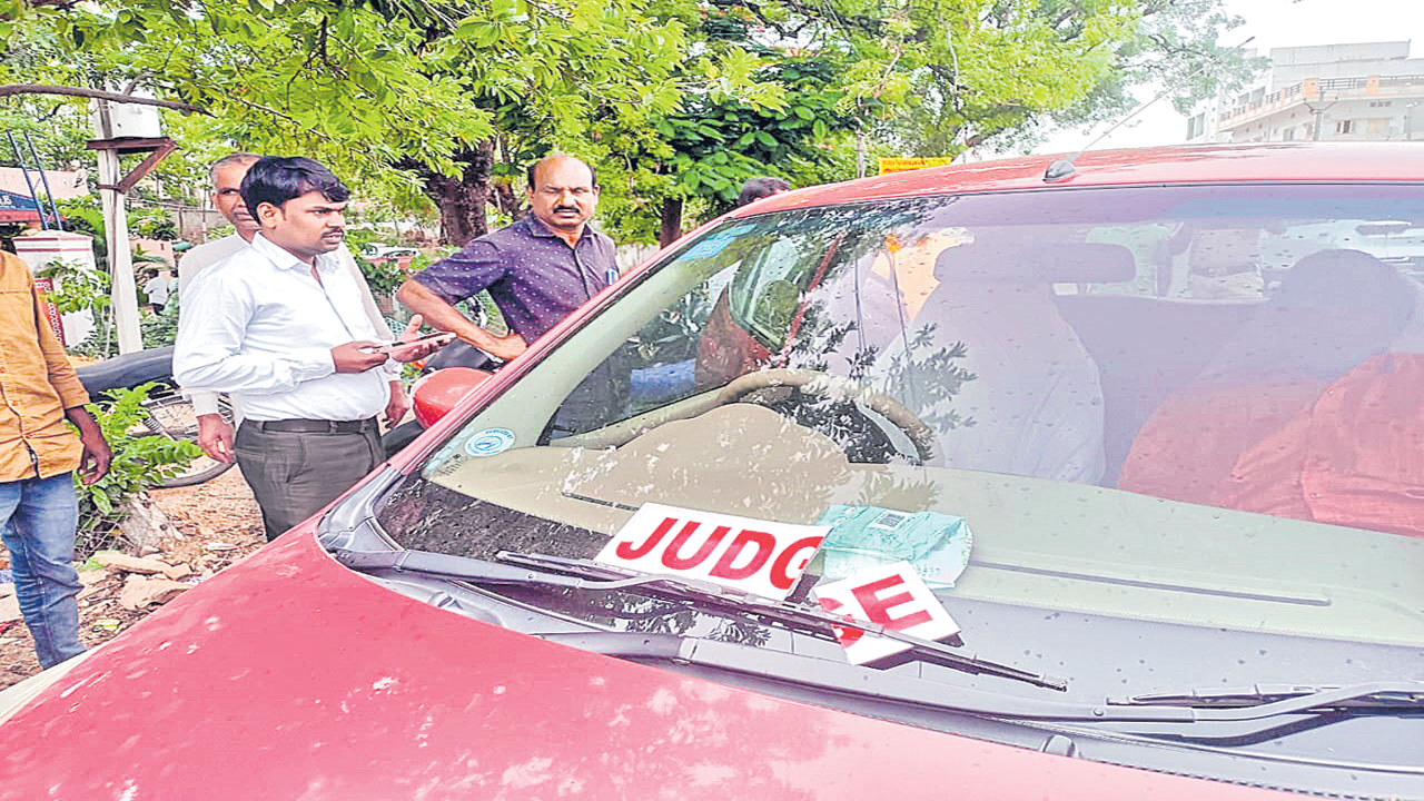 లాయర్‌పై బీఆర్‌ఎస్‌ నేతల దాడి | BRS leaders attack lawyer