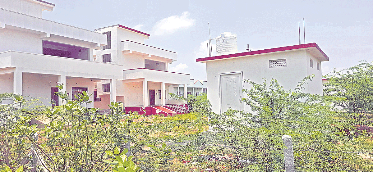 నిలిచిన సచివాలయాల నిర్మాణాలు | Standing Secretariat Buildings