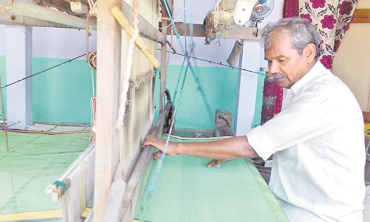 చేనేతకు..దగా! | chenetha life sick