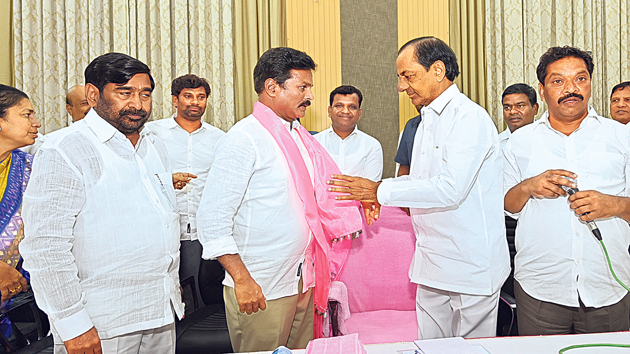 KCR: కారెక్కిన యాదాద్రి కాంగ్రెస్‌ అధ్యక్షుడు | Kumbham Anilkumar Reddy ...