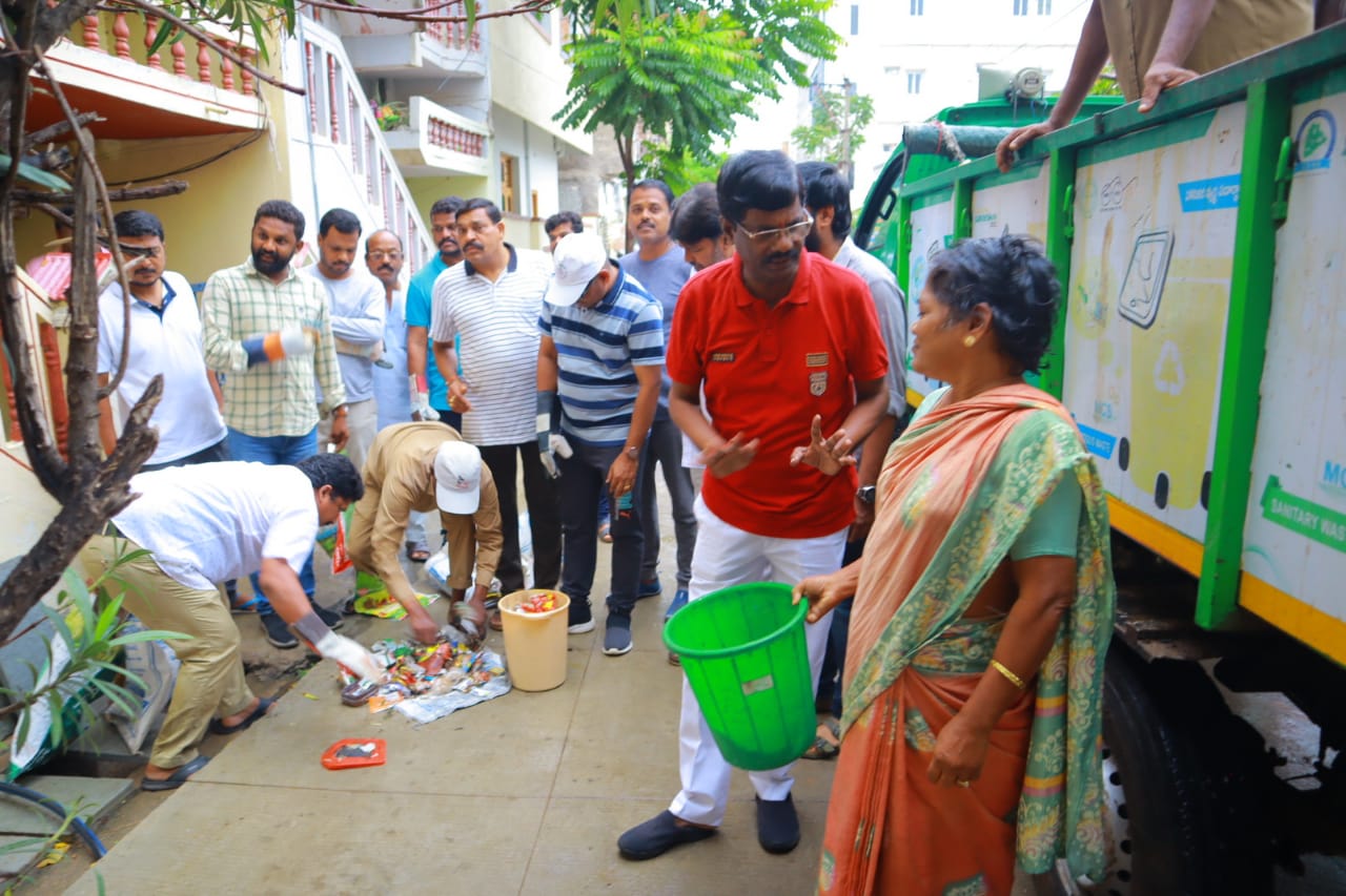 నడుస్తూ చెత్త ఏరుదాం | Let's walk and pick up trash