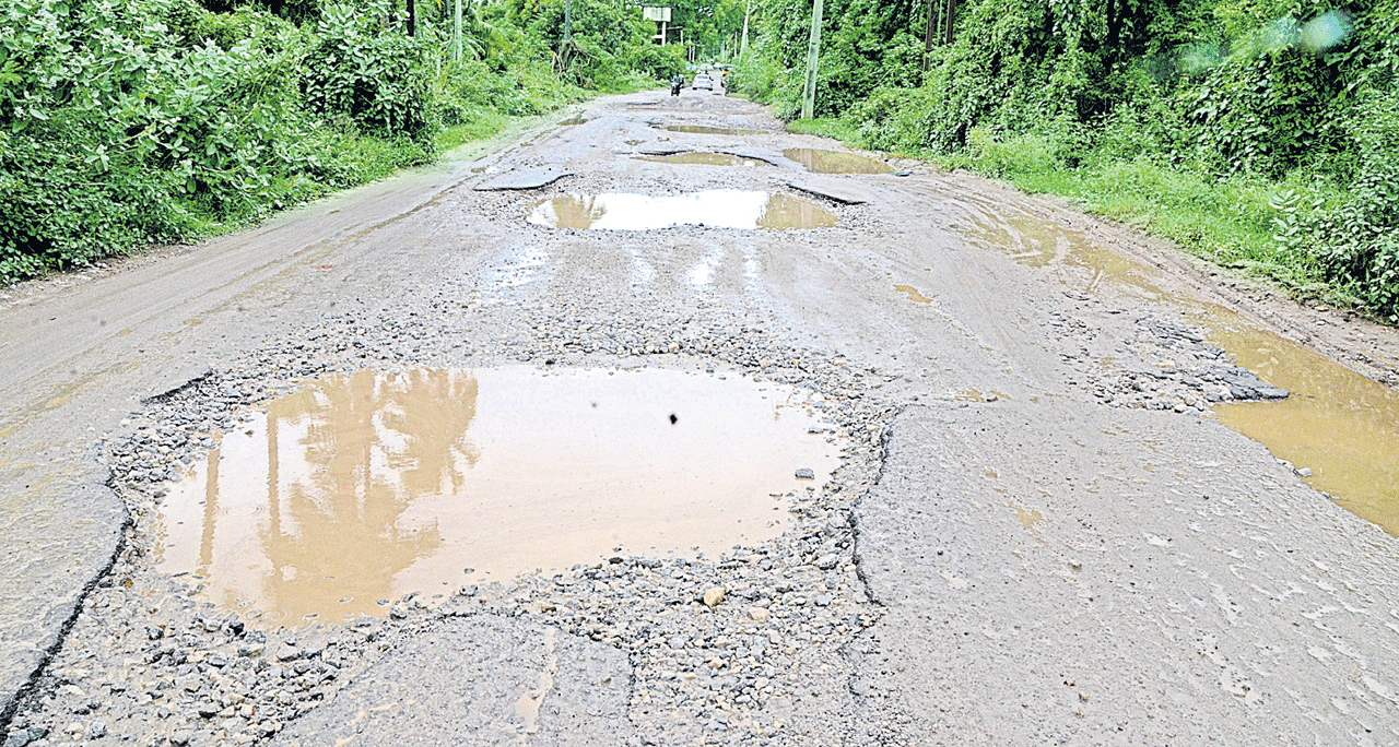 గుంతలమయంగా రోడ్డు | bumpy road