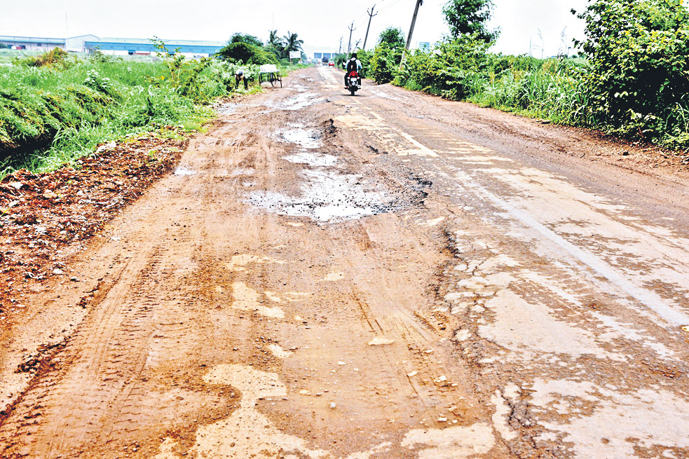 AP Roads Damage: గ్రామీణ రోడ్లకు గ్రహణం వీడేదెప్పుడో? | AP Roads Damage
